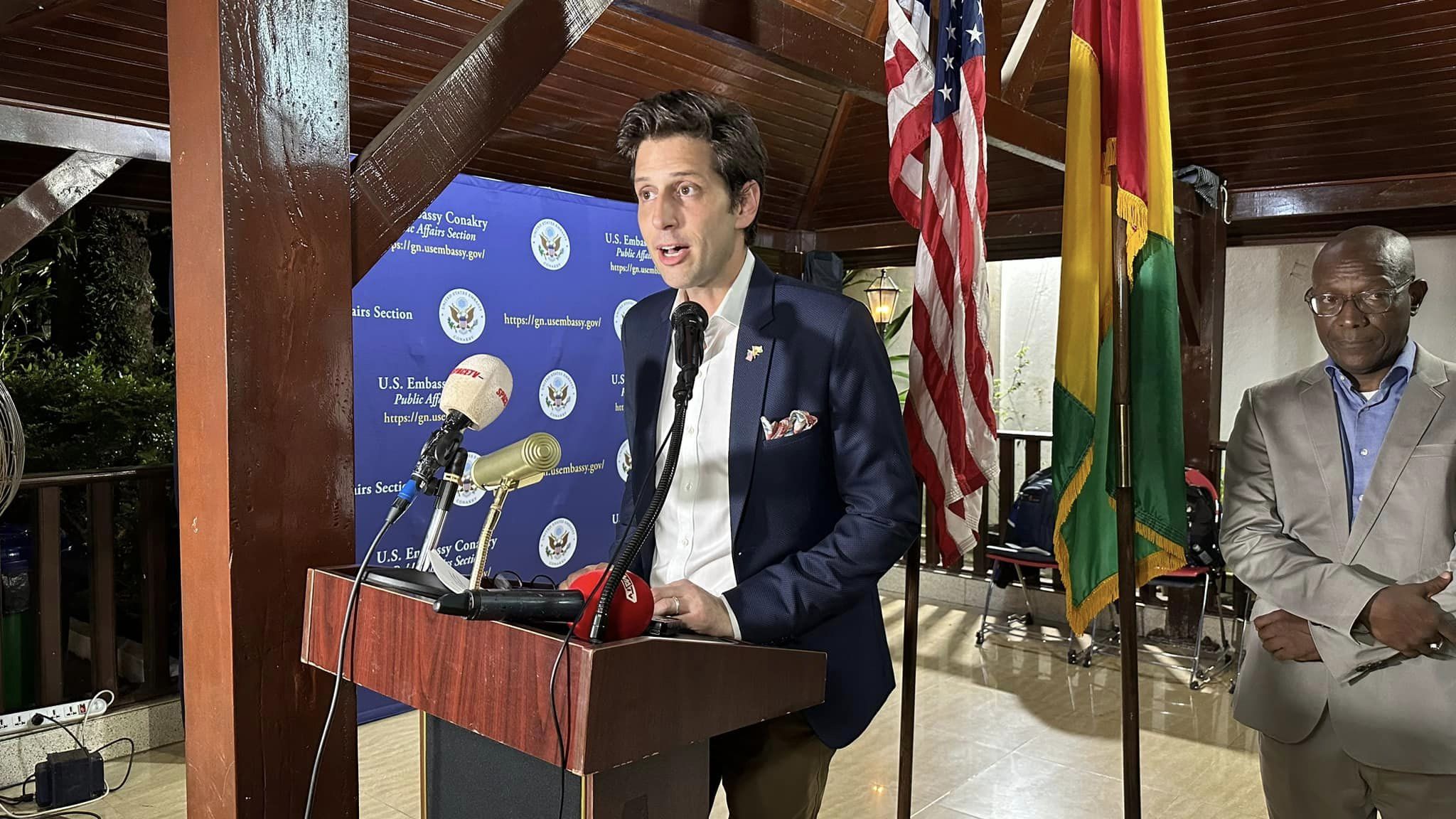 Alexander-Hunt | Le Lynx - Nouvelles satiriques en provenance de la Guinée